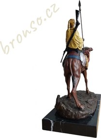 Bronzová socha arabského jezdce na velbloudovi – signováno A. Léonard, pravý bronz na mramoru