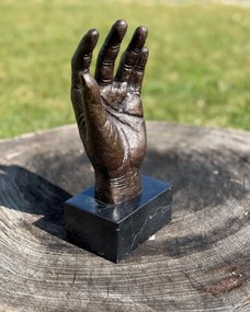 Bronzová socha Ruka – symbol síly a tvořivosti