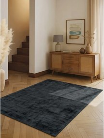 Černý ručně tkaný koberec z viskózy 80x150 cm Noemi – Vikosa