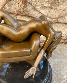 Erotická bronzová socha - Nahá sexy žena na křesle