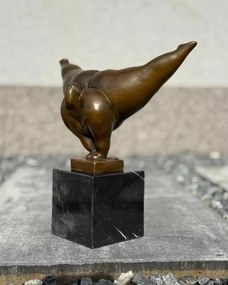 Moderní bronzová socha - Vyrovnávací Žena