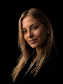 Dark Moody Studio – Dramatický studiový portrét na plátně z vaší fotky