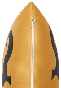 Sada 2 sametových polštářů motiv čarodějnické boty 45 x 45 cm oranžové COVASNA Beliani
