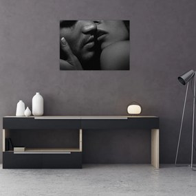 Skleněný obraz - Polibek, černobílá fotografie (70x50 cm)