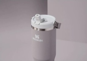 Světle šedá termoska z nerezové oceli 600 ml IceFlow™ Flip Straw 2.0 Tumbler Ash – Stanley