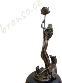 Secesní bronzový svícen – žena s lekníny