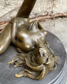 Bronzová socha - Ležící nahá žena sexy