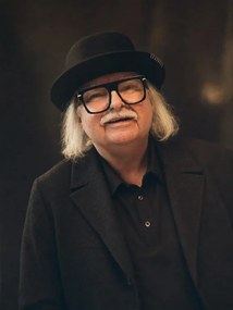 Pánský filmový analogový portrét na plátně z fotky