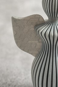 ANDĚL CARO - Designová soška ve tvaru anděla, s jemným vzorem, kamená šeď