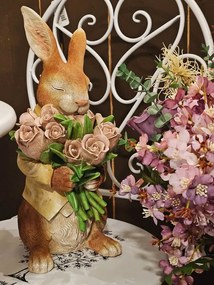 Dekorace hnědý králík s kyticí tulipánů - 19*23*39 cm