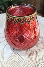 Červený skleněný svícen s ornamentem 18cm