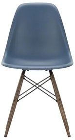 Eames Plastic Chair DSW tmavě lakovaný javor mořská modrá bílé na koberec Vitra