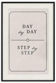 Plakát Den za dnem - jednoduchá kompozice s anglickými texty na béžovém pozadí
