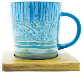 Porcelánový hrnek Blue Wave s akáciovým podšálkem, modrý, 350 ml – motiv oceánu, vln a mořských hřebenů