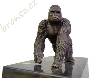 Bronzová soška gorily na mramorovém podstavci
