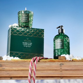dárková sada Noble Fir Garland, tekuté mýdlo ve skle 375 ml + svíčka 184 g