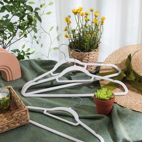 Sada sametových protiskluzových ramínek CHIC, 50 ks, bílá SongmicsHome