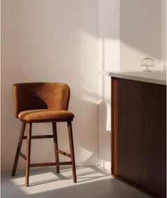 Čalouněná barová židle v terakotové barvě (výška sedáku 65 cm) Ciselia – Kave Home