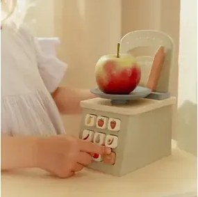 Little Dutch Kuchyňská váha dřevěná / od 3 let
