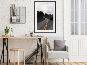 Plakát Přerušená dvojitá čára - černobílá uliční krajina mezi stromy a oblaky