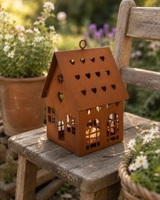 Rezavý svícen ve tvaru domku Rustic Charm - 12*12*20 cm