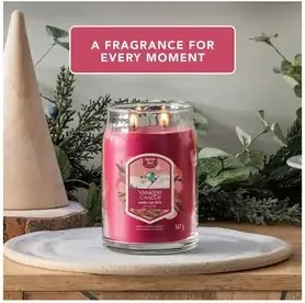 Yankee Candle SANTA ON SKIS Signature střední