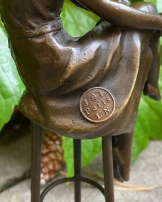 Bronzová socha soška Žena s kloboukem