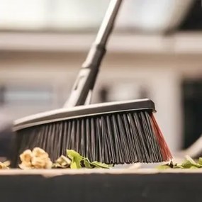 Fiskars M Solid koště univerzální