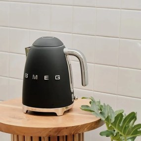 Černá rychlovarná konvice SMEG 50's Retro Style