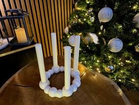 VOJA HOME Adventní a vánoční věnec na 4 konické svíčky z modifikované pryskyřice, bílý, průměr 20 cm