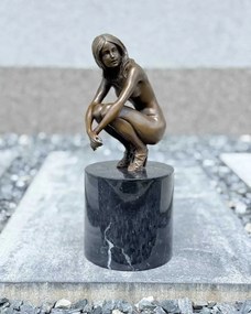 Bronzová socha - Nahá žena v podřepu