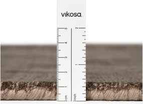 Hnědý ručně tkaný koberec z viskózy 80x150 cm Noemi – Vikosa