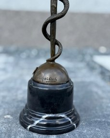 Bronzová socha Hůl Asklépia - lékařská symbolika