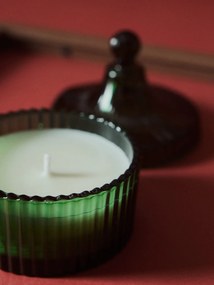 Sinsay - Vánoční vonná svíčka s žebrovaným povrchem Cranberry - zelená