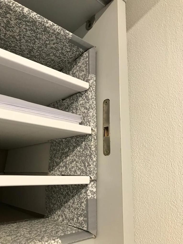 Vysoká cena 468,595 bez DPH za obyčejnou "krabici". Je to čistě krabicový karton bez jakéhokoliv zpevněnítvrzené úpravy. Po sestavení se prohýbá a nevypadá hezky ani stabilně. Vyhozené peníze.