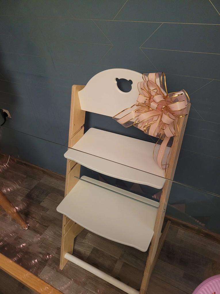 Úžasná židlička, krásná a kvalitní. V drážkách na vkládání sedátka a podnožky je dřevo trošku jakoby opálené, ale to je zřejmě při výrobě nevyhnutelné. Nelíbila se mi nabídka podsedáků, tak jsem koupila podsedák od židličky Kinderkraft Enock a sedí na tuto židličku jako ulité. 