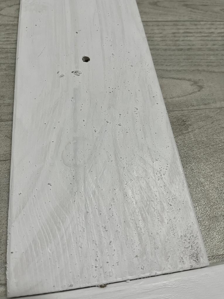 Kompletně nekvalitní postel - sukovité dřevo nízké kvality se špatným lakem, podřené, vyštíplé + nekompletní spojovací materiál. 