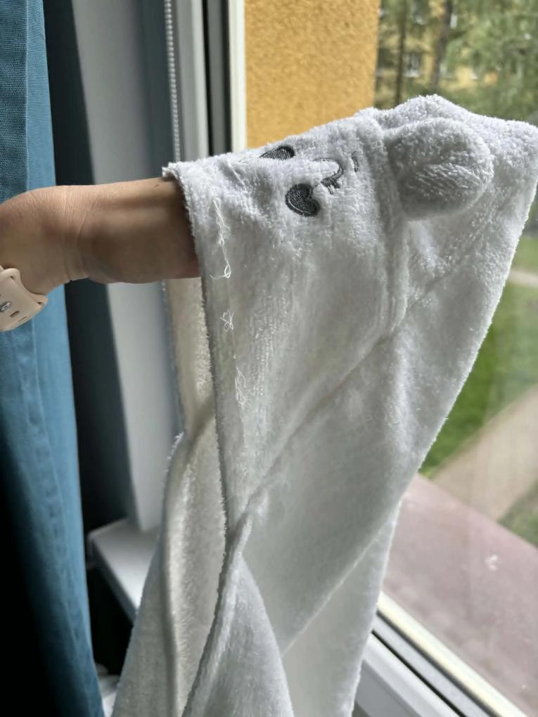 Před prvním praním jsem ručník vyklepala z okna a byla jsem velmi překvapená, kolik materiálu z něj stále vypadávalo. Pouštění vláken bylo natolik výrazné, že jsem ho raději ani nedala do pračky, protože jsem měla obavy, v jakém stavu bych ho po vyprání vytáhla a zda by vlákna nezůstala po celé pračce. Místo používání jsem ihned začala hledat možnost vrácení nebo reklamace. Za mě bohužel velké zklamání a produkt nemohu doporučit.