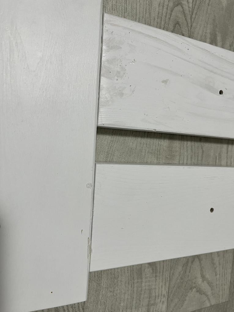 Kompletně nekvalitní postel - sukovité dřevo nízké kvality se špatným lakem, podřené, vyštíplé + nekompletní spojovací materiál. 